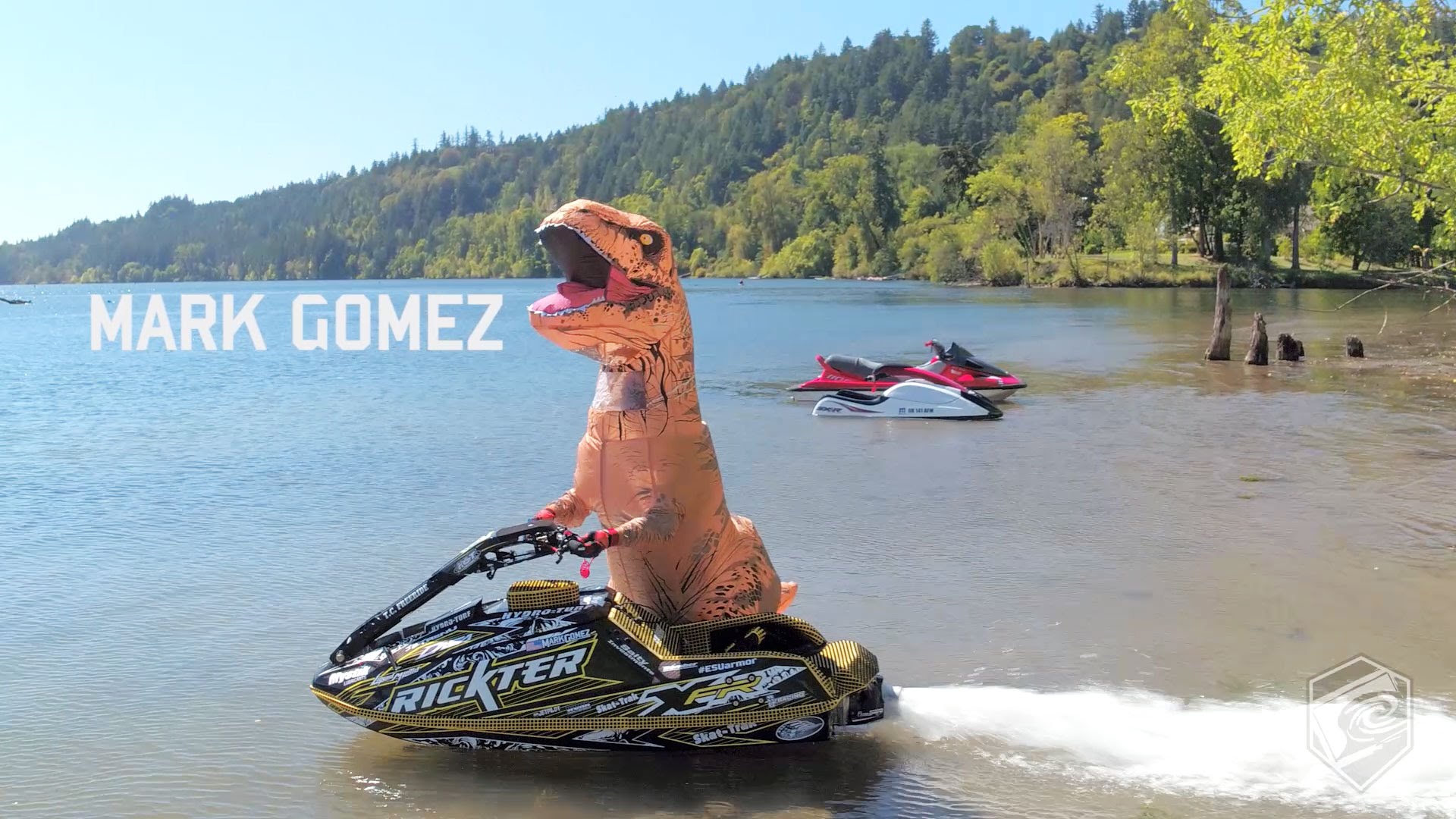 Un dinosaure T-Rex qui fait du Jet Ski ! - Motard Geek