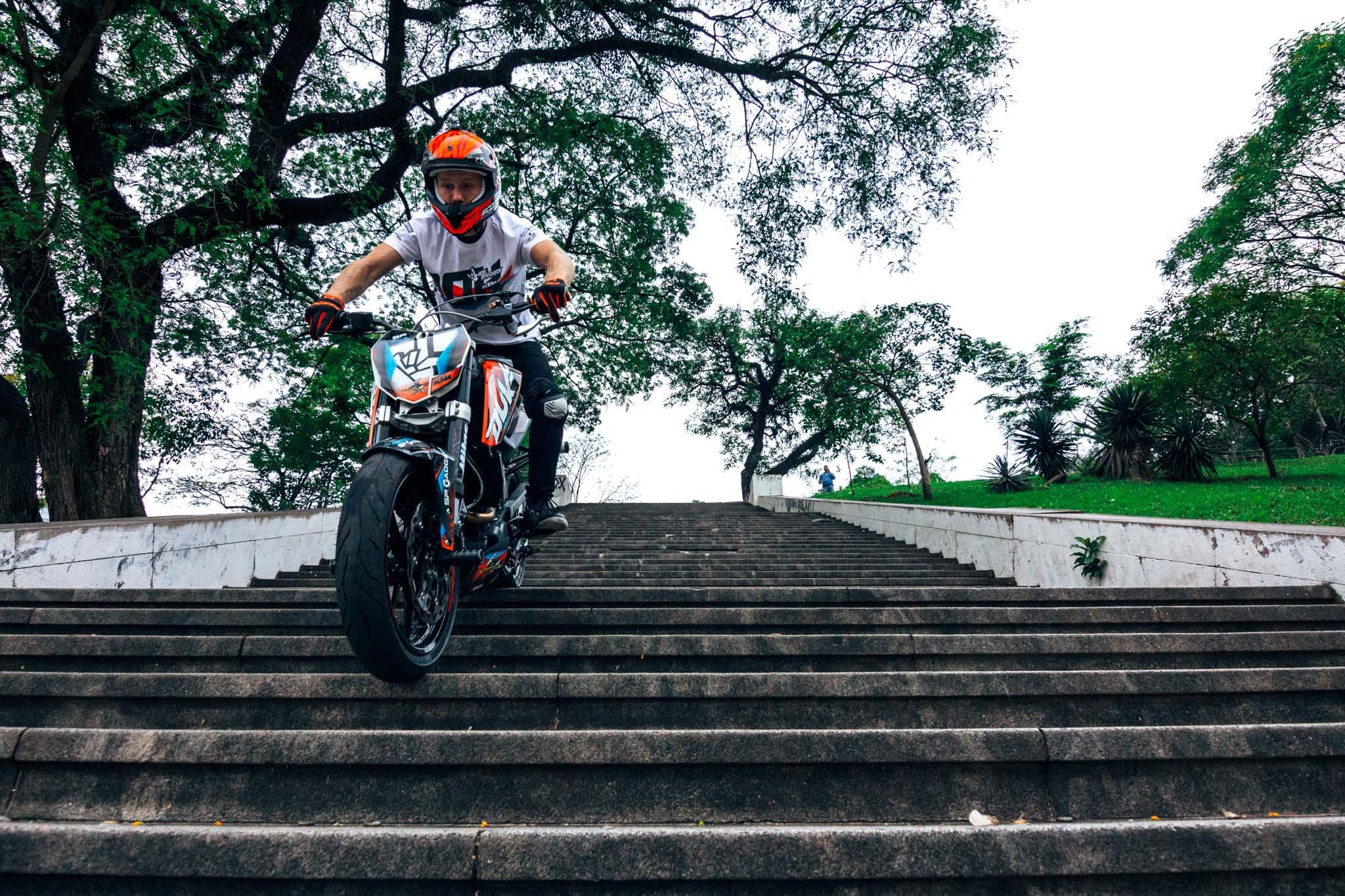 Stunt en KTM Duke 200 - Motard Geek