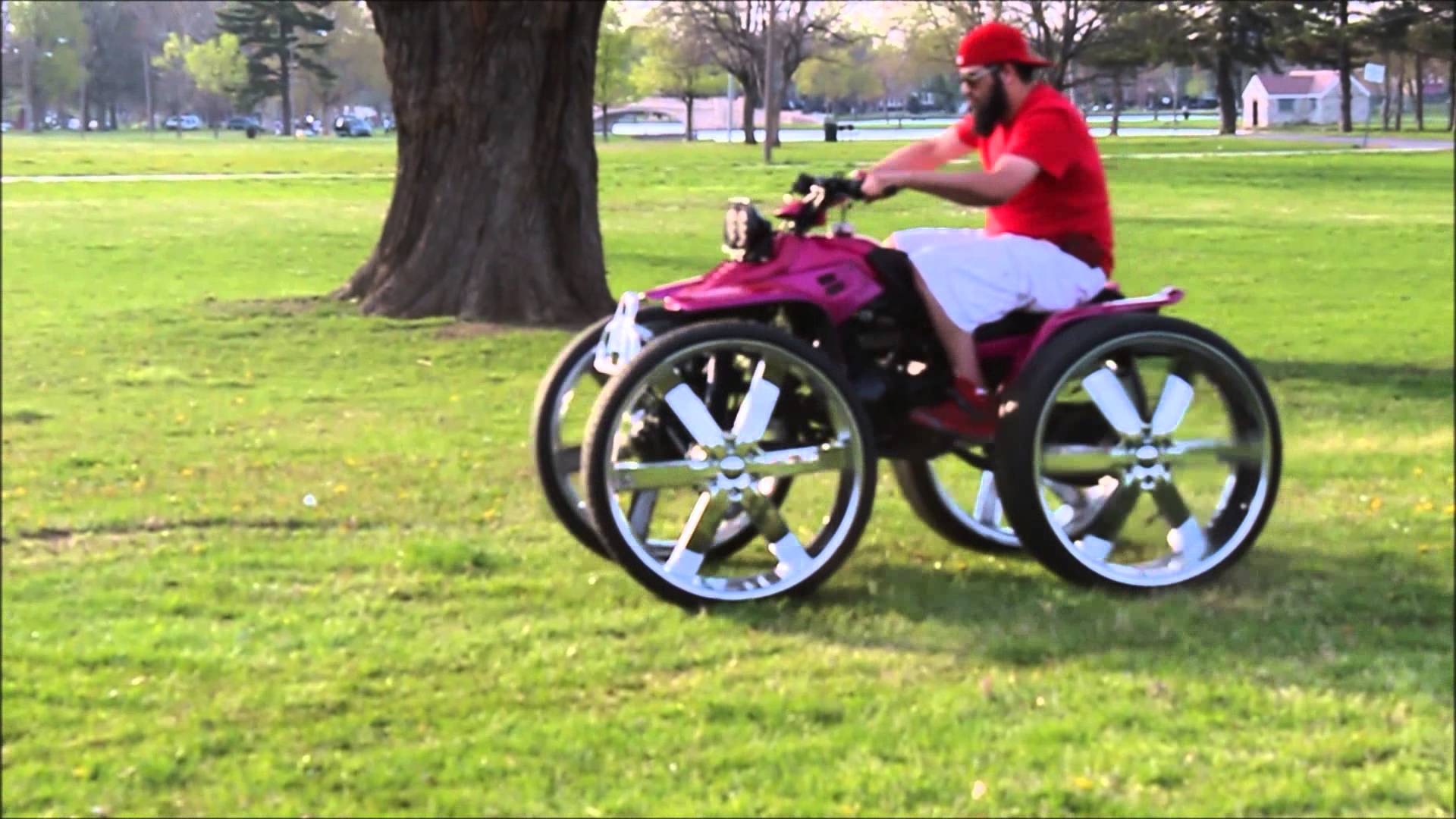 Un quad avec des jantes de 28 pouces